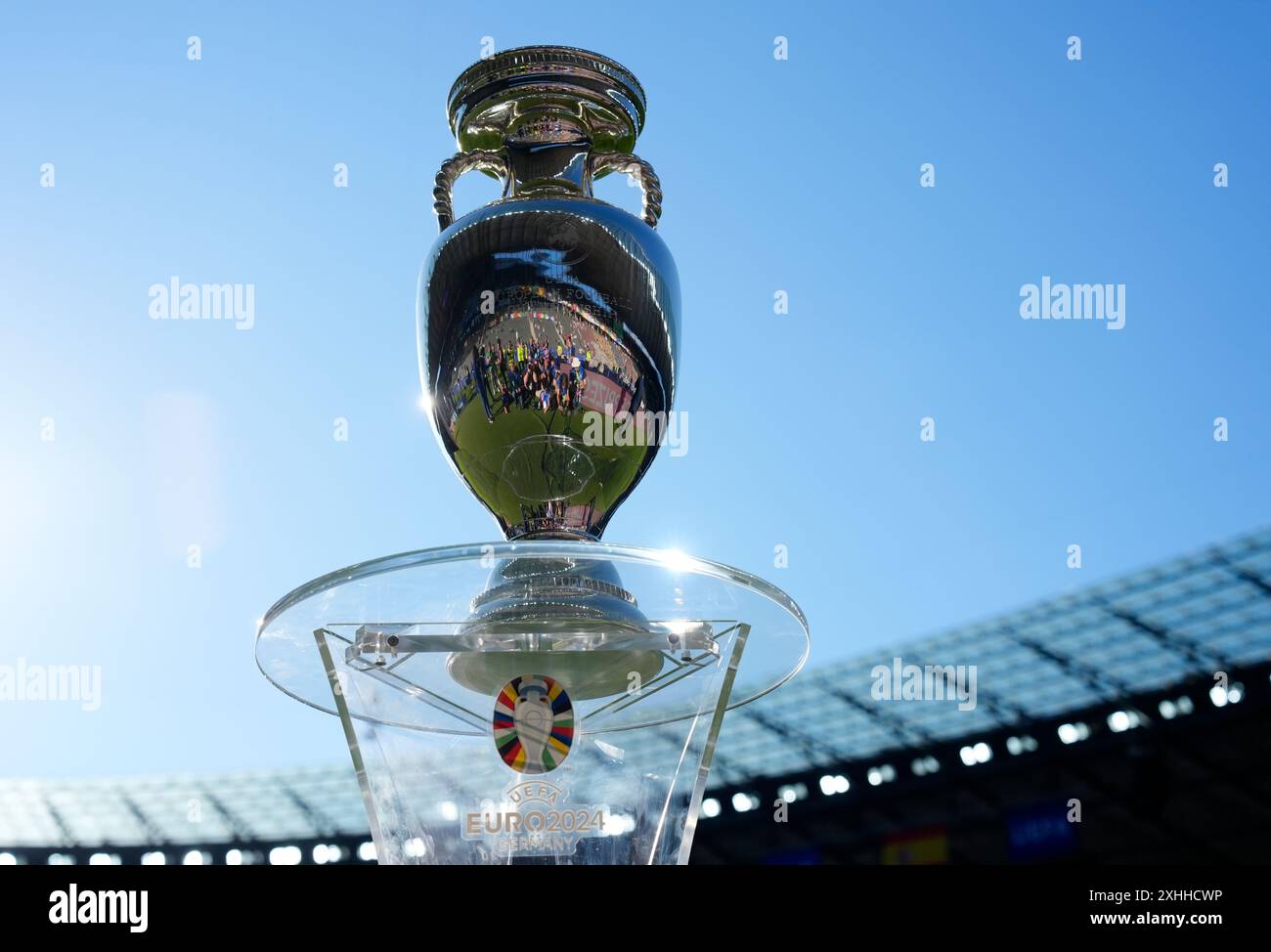 Ein Blick auf den Henri Delaunay Cup vor dem Endspiel der UEFA Euro ...