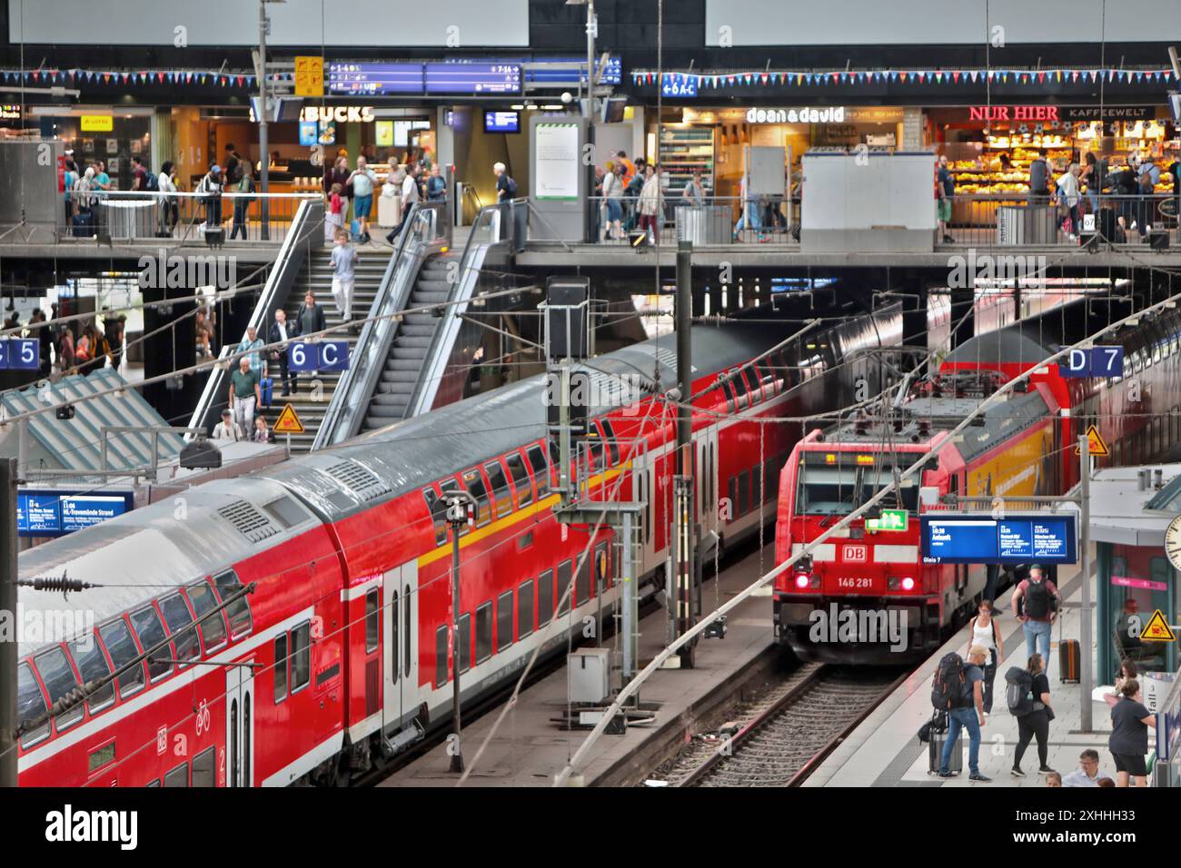 Bahnreisende warten auf dem Bahnsteig im Hauptbahnhof Hamburg ...