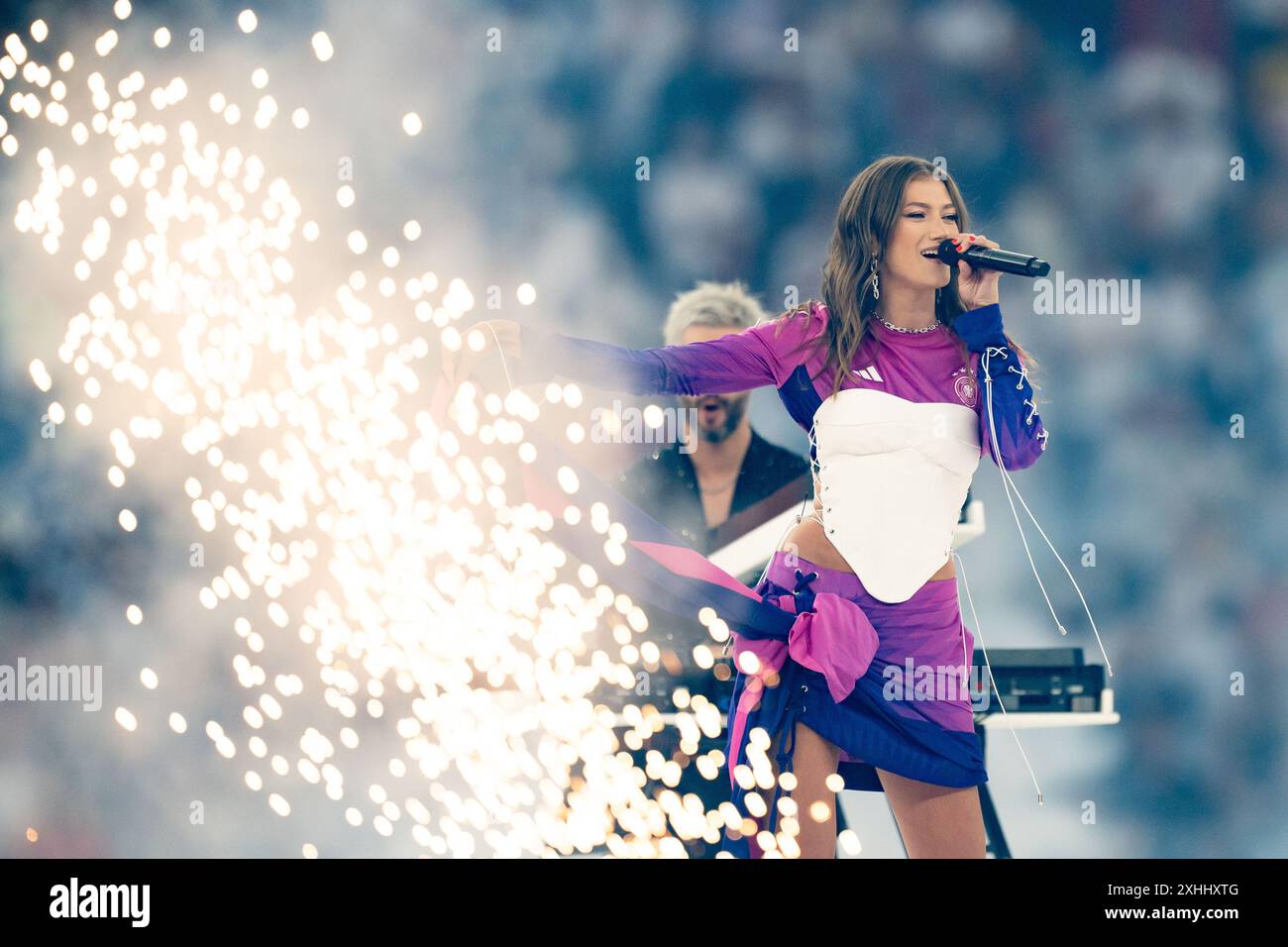Leony (Saengerin Leonie Burger) im Adidas DFB Auswaertstrikot von ...