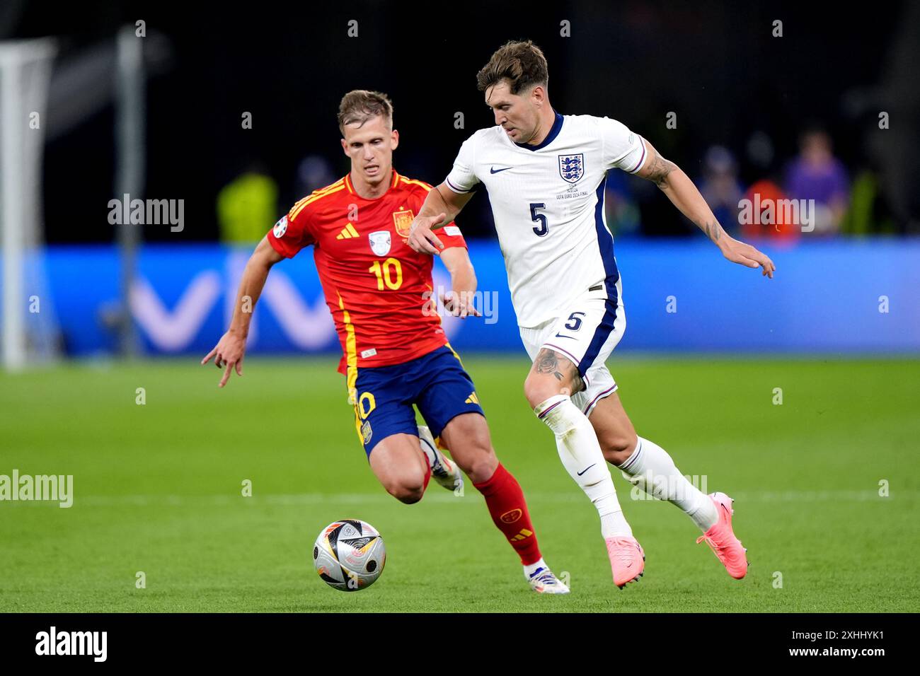 Der englische John Stones (rechts) kämpft im Endspiel der UEFA Euro ...