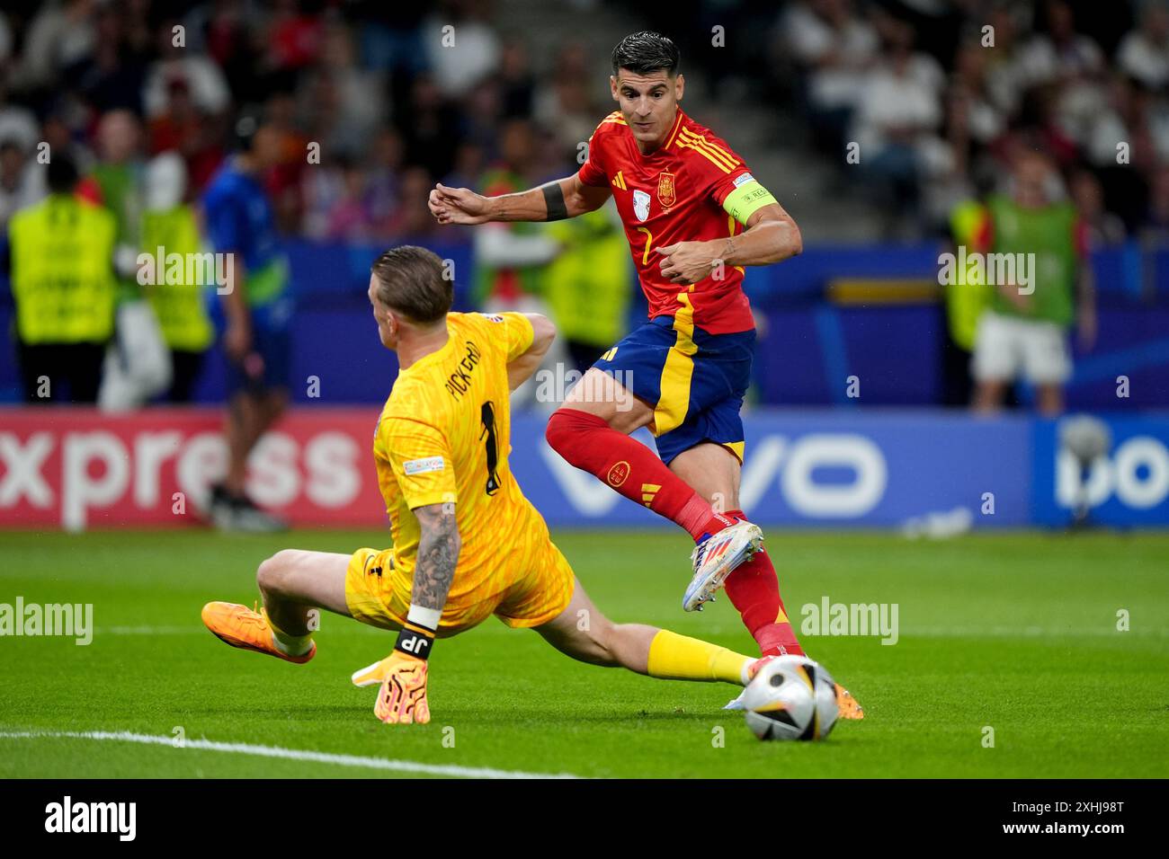 Der Spanier Alvaro Morata schießt beim Endspiel der UEFA Euro 2024 im ...