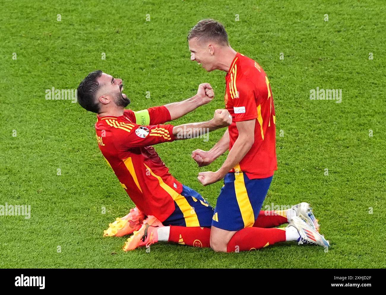 Die Spanier Daniel Carvajal und Dani Olmo feiern nach dem Endspiel der ...
