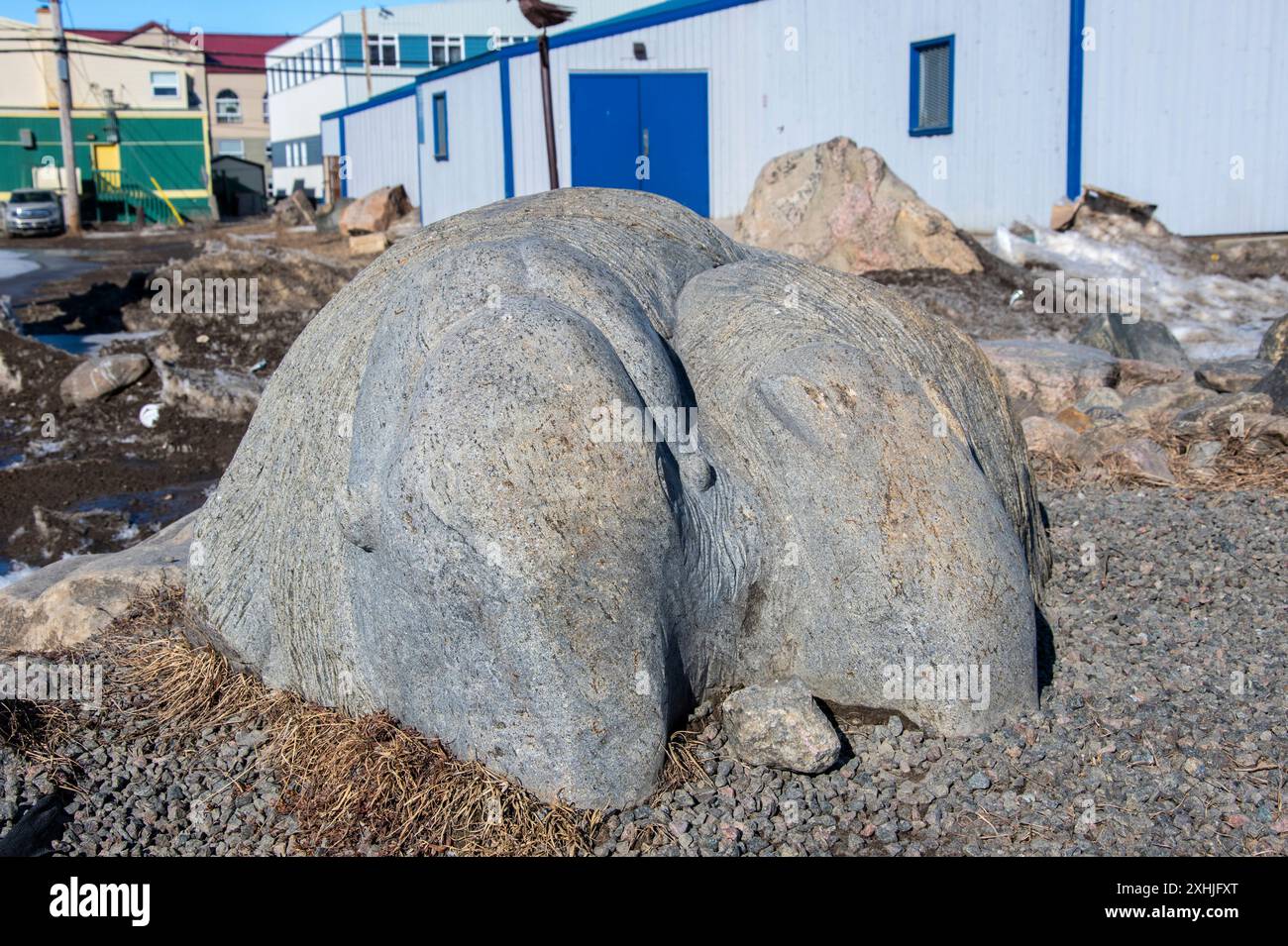 Steinschnitzerei von zwei Robben im Inuit Skulpturenpark an den Four ...