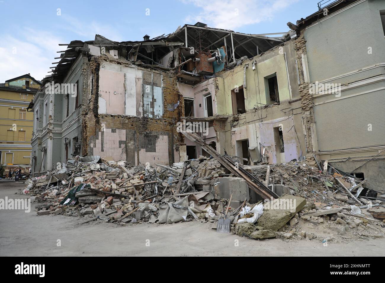 KIEW, UKRAINE - 12. JULI 2024 - Ein Gebäude wird durch den russischen ...