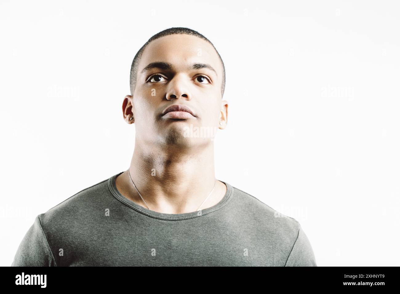 Die haltung des mannes vermittelt -Fotos und -Bildmaterial in hoher ...