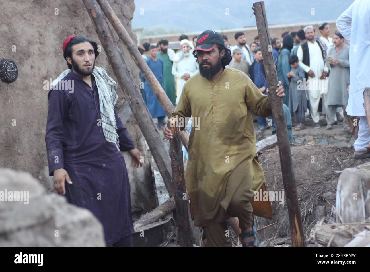 Surkh Rod District, Afghanistan. Juli 2024. Die Menschen untersuchen ...