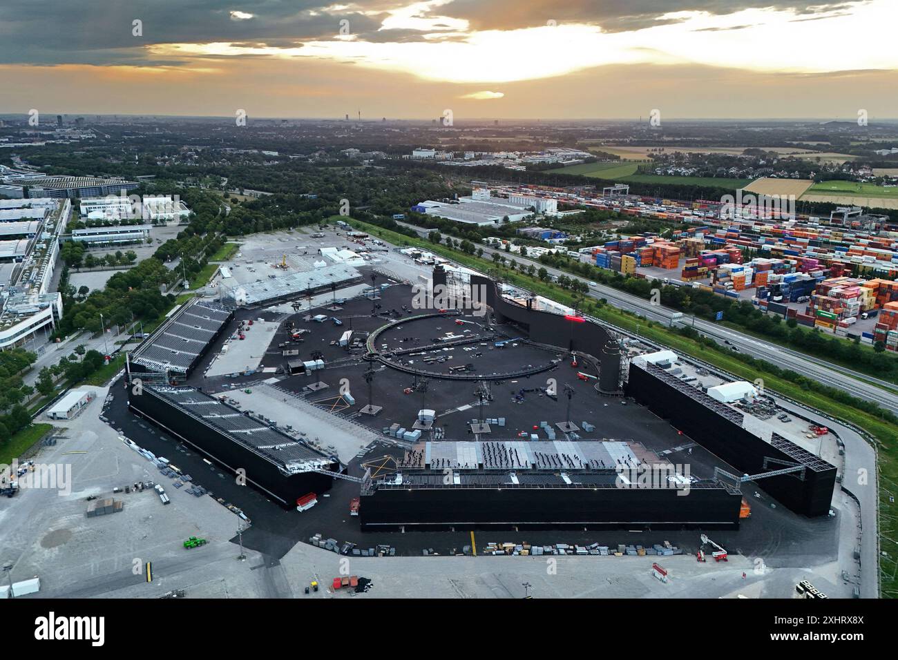 Aufbau einer riesigen Open Air Arena für die Europa Konzerte von Adele im August auf dem ...