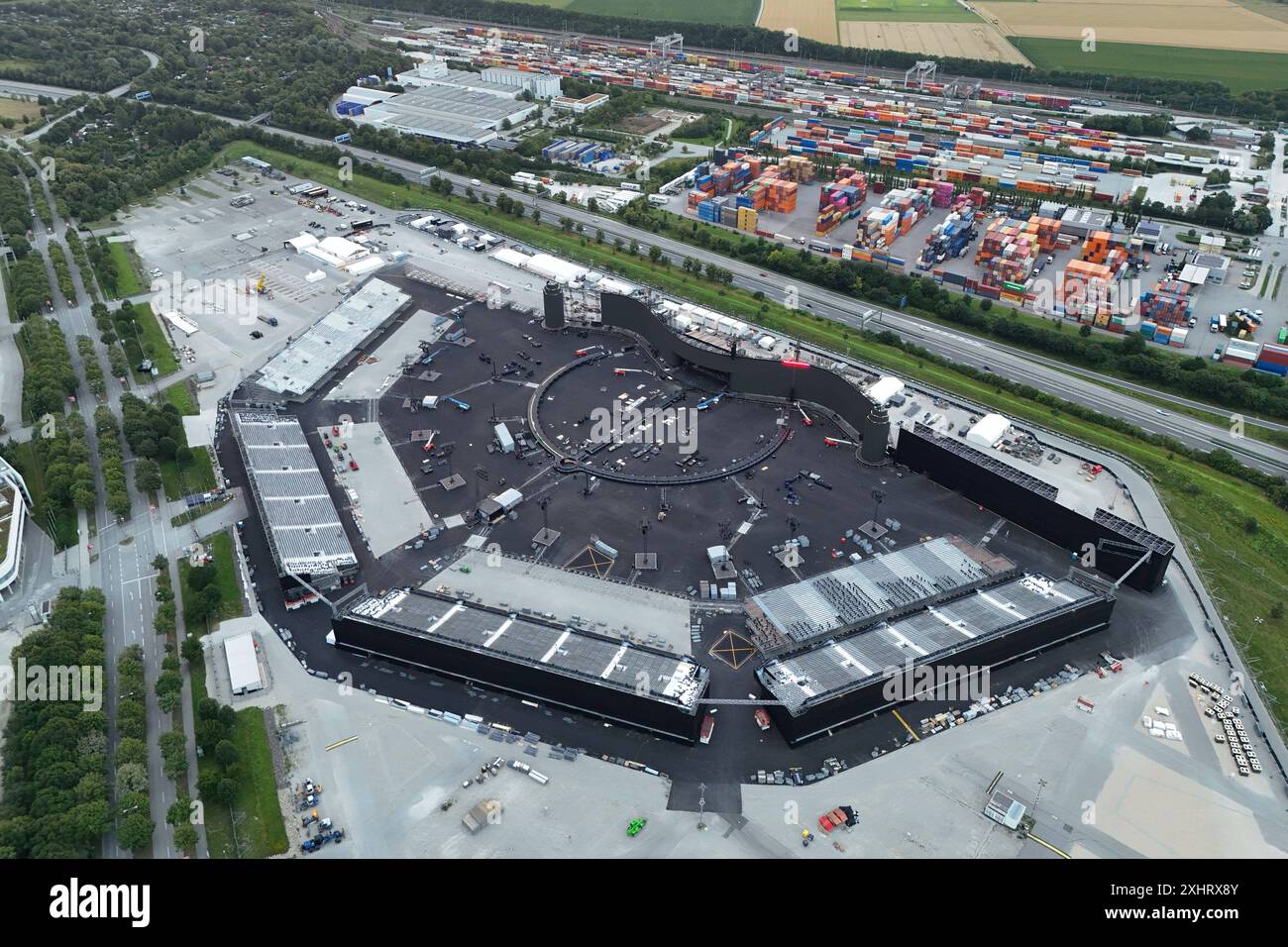 Aufbau einer riesigen Open Air Arena für die Europa Konzerte von Adele im August auf dem ...
