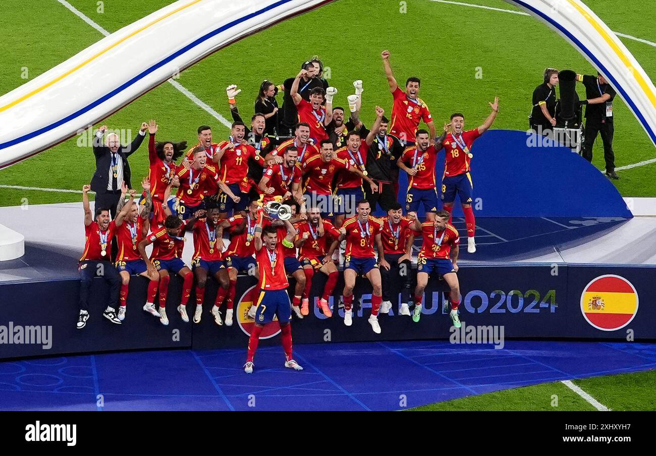 Spanien feiert mit dem Henri Delaunay Cup nach dem Endspiel der UEFA ...