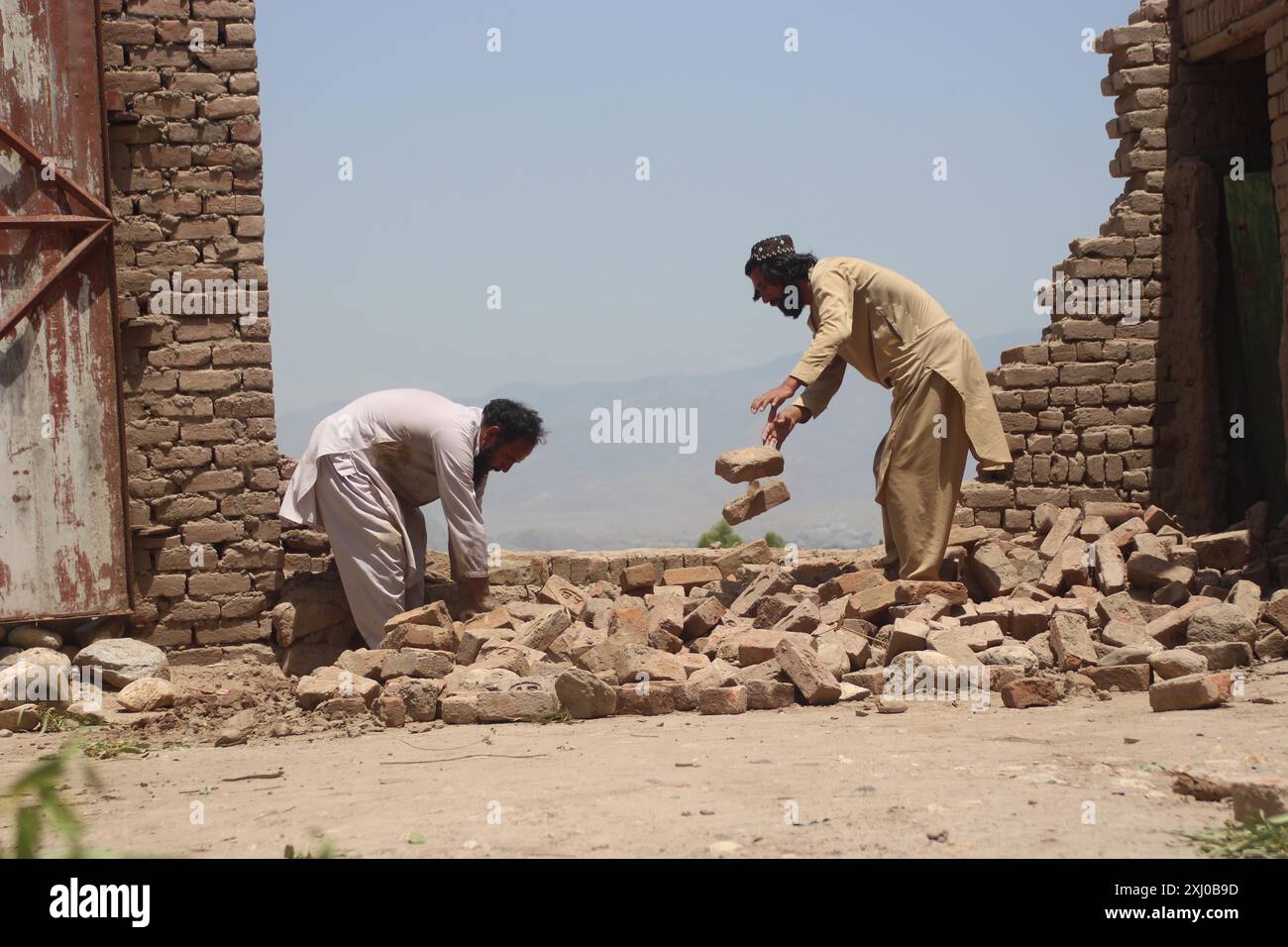 Nangarhar, Afghanistan. Juli 2024. Die Bewohner räumen die Ruinen in ...