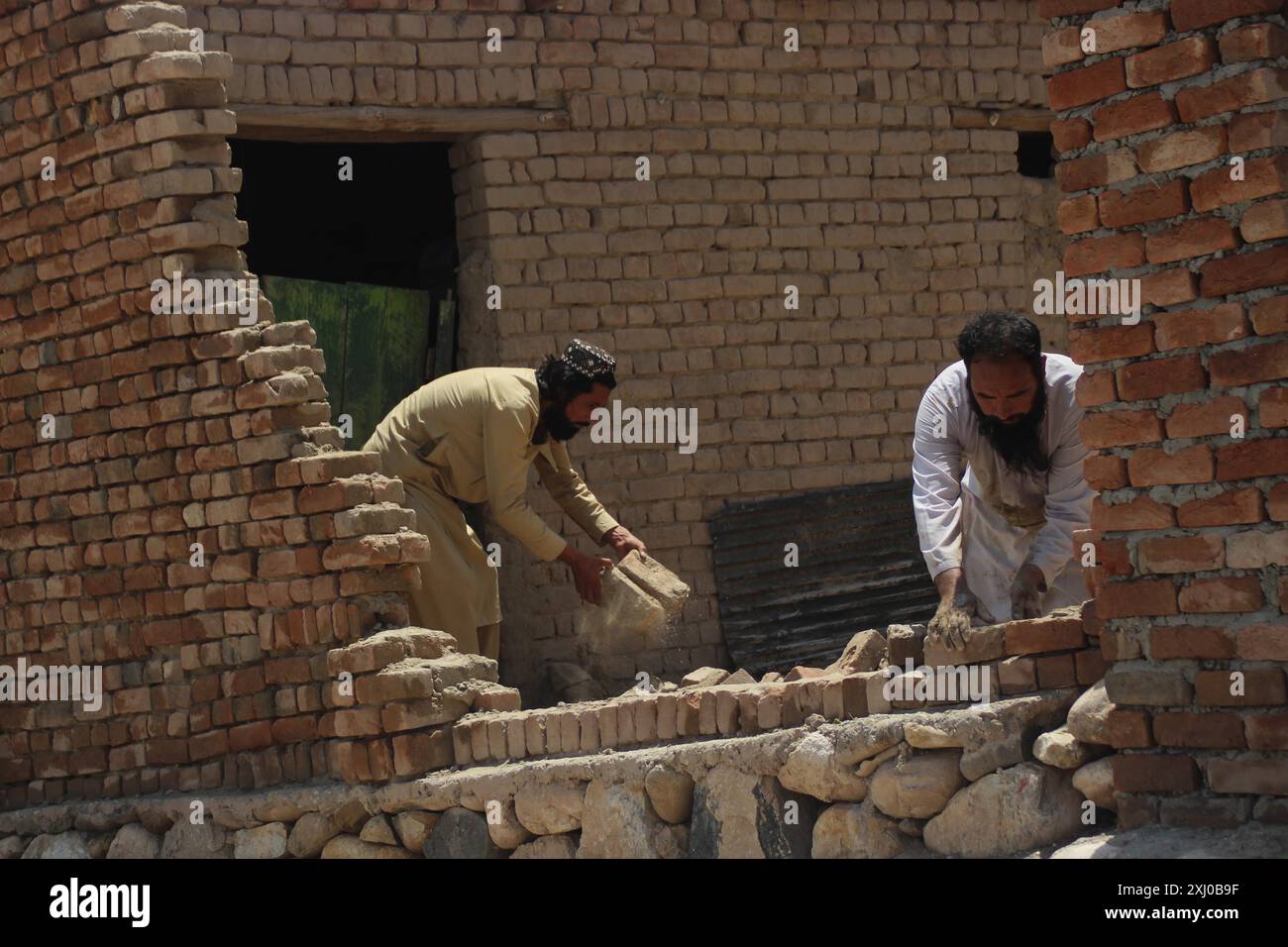 Nangarhar, Afghanistan. Juli 2024. Die Bewohner räumen die Ruinen in ...