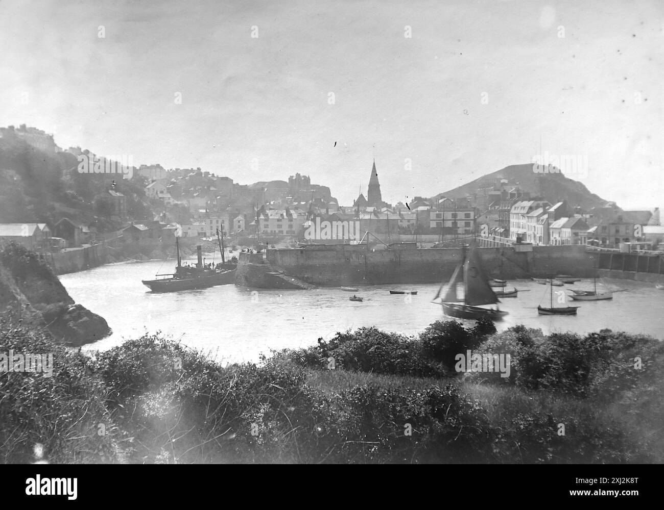 Hafen, Schiffe, Gebäude und umliegende Landschaft, von oben gesehen ...