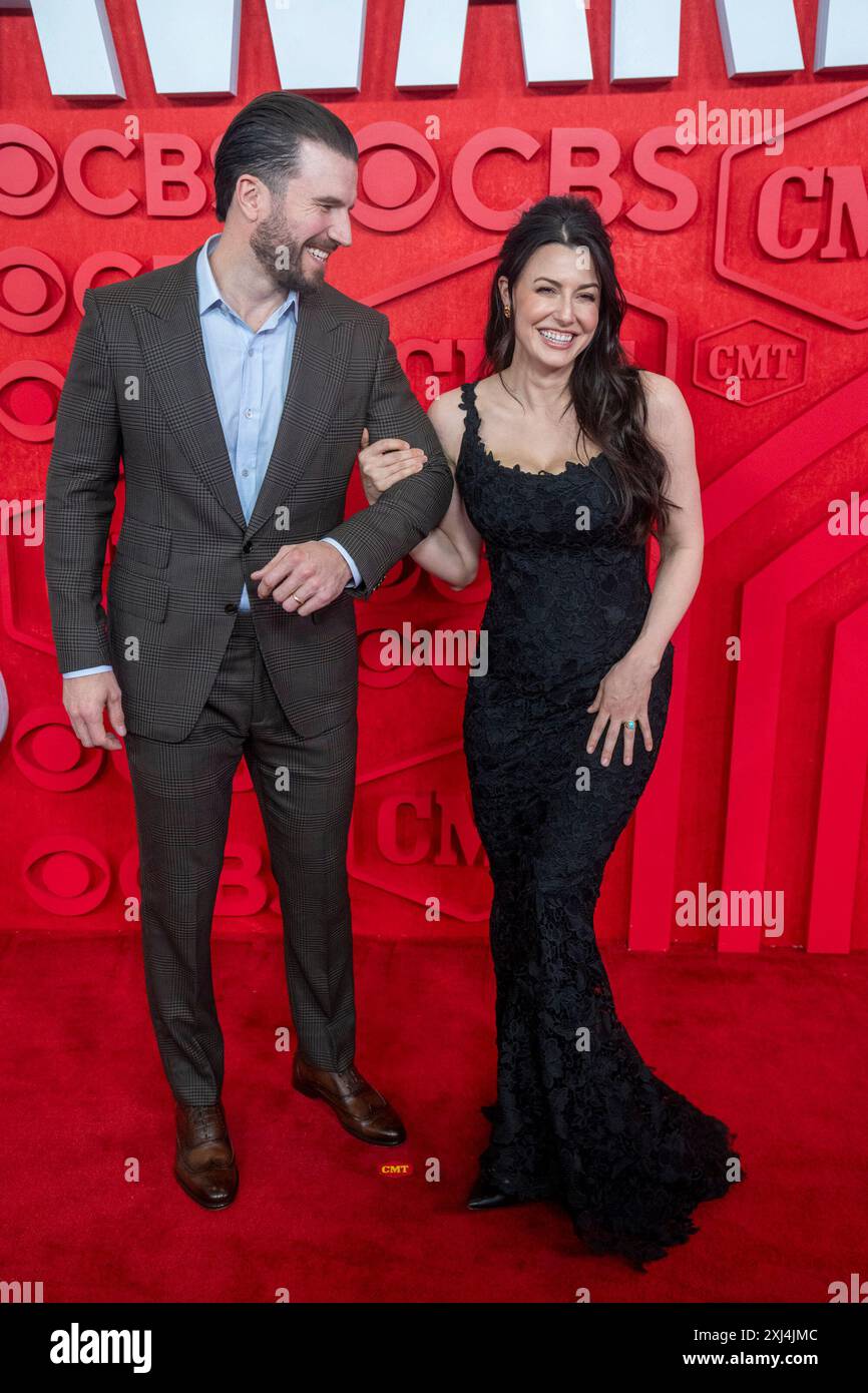 Sängerin SAM HUNT und Ehefrau HANNAH HUNT gehen auf dem roten Teppich ...