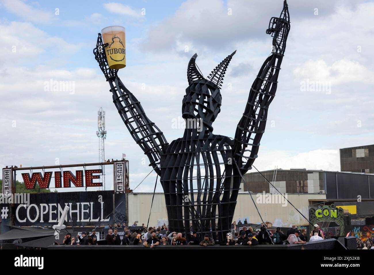 Kopenhagen, Dänemark - 19. Juni 2024: Festivalbesucher vor dem Logo ...