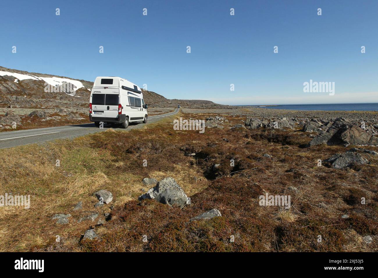 Wohnmobil/Wohnmobil auf einer einsamen Küstenstraße durch die Tundra bei Hamningberg an der ...