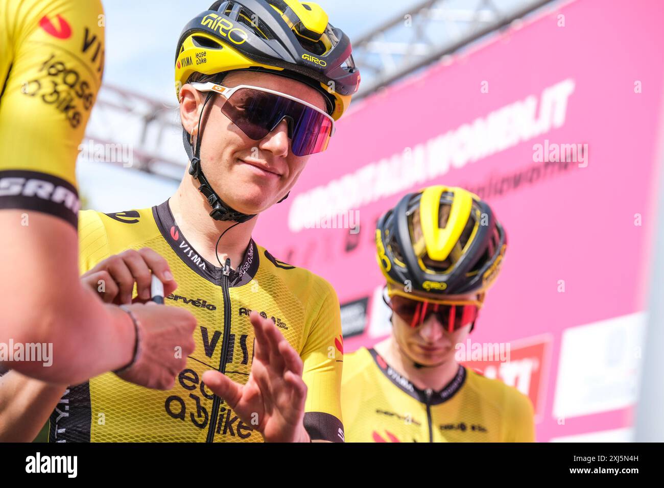 Femke de Vries (NED) vom Team Visma Lease a Bike beim Start des ...