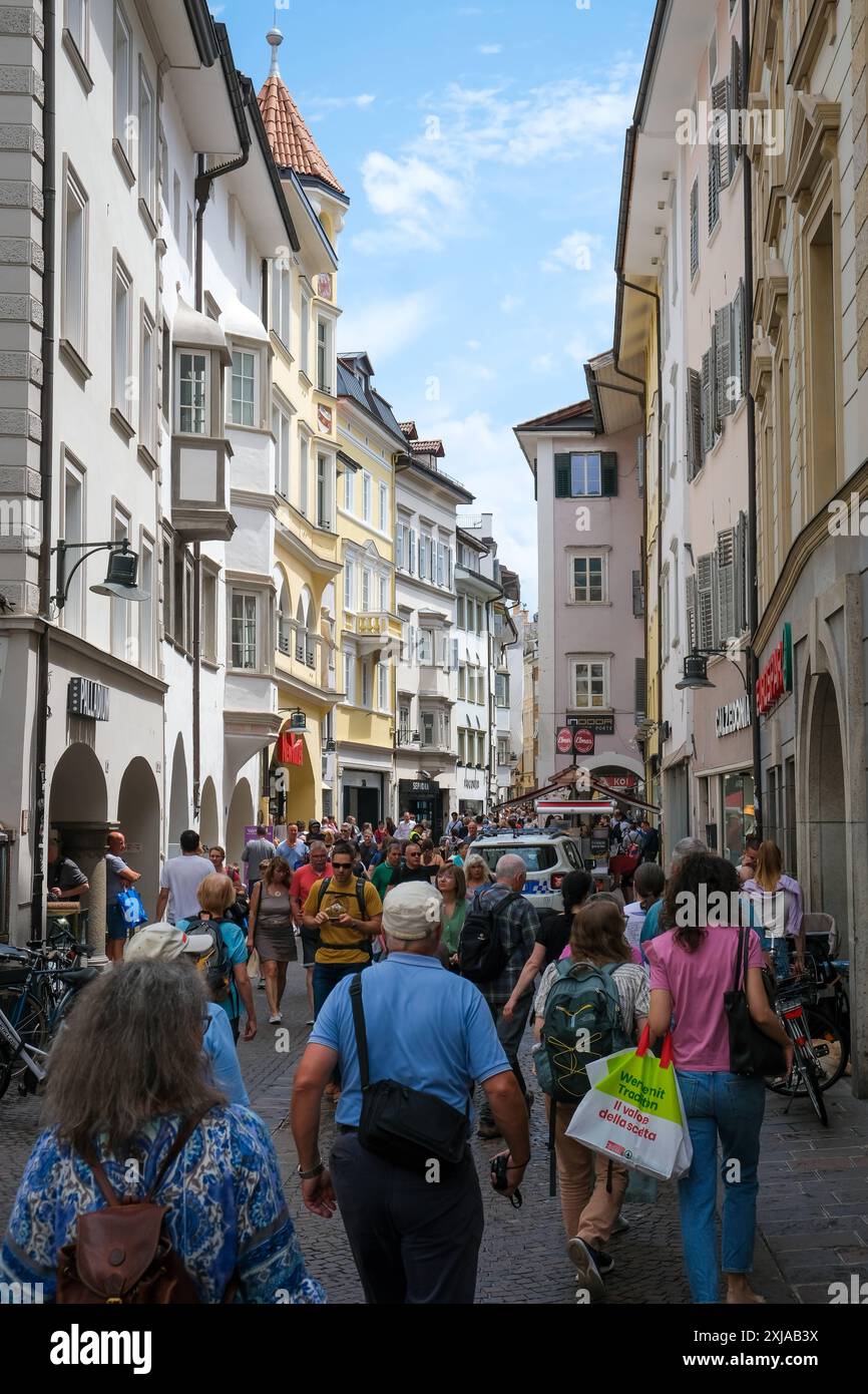 Bozen, Suedtirol, Italien - Passanten flanieren durch die Laubengasse ...