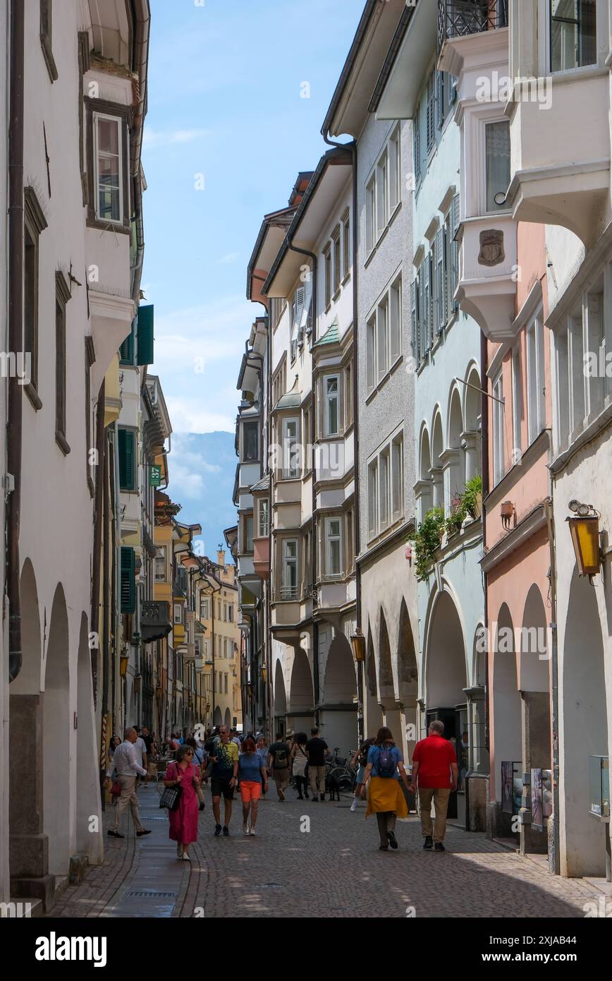 Bozen, Suedtirol, Italien - Passanten flanieren durch die Laubengasse ...