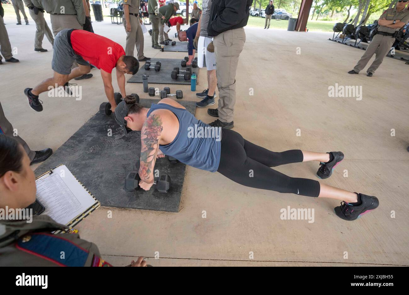 Florence Texas USA, 23. April 2024: Weibliche Truppe des Texas ...