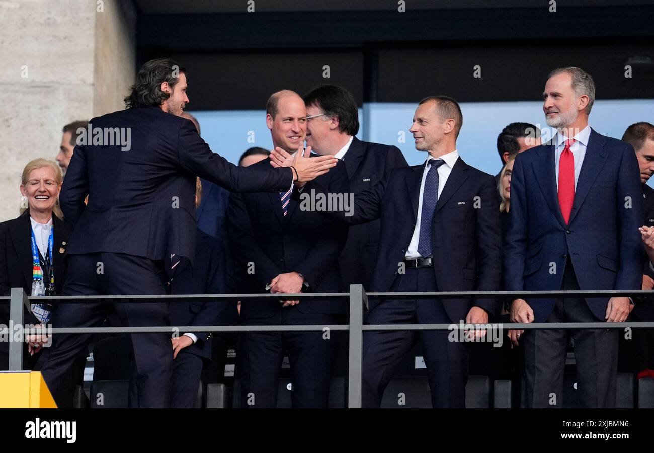 (Von links nach rechts) Gareth Bale, der Prinz von Wales, UEFA ...
