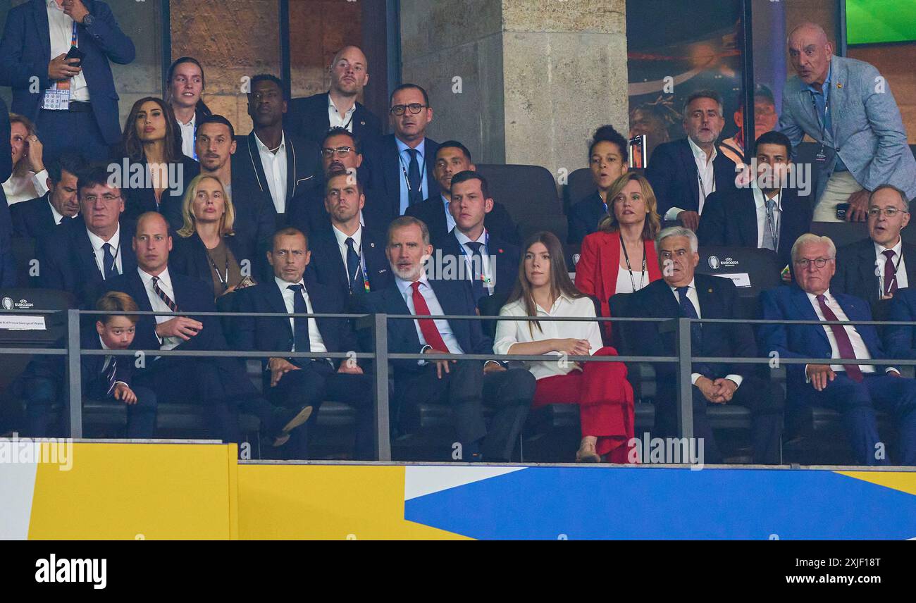 Die ersten beiden Reihen L-R bei 1-0 Tor: Prinz George von Wales, Sohn ...