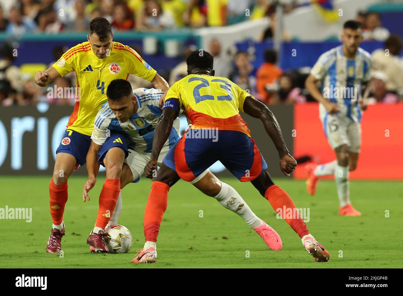 Der argentinische Stürmer Lautaro Martinez (C) wetteifertet mit den kolumbianischen Verteidigern ...