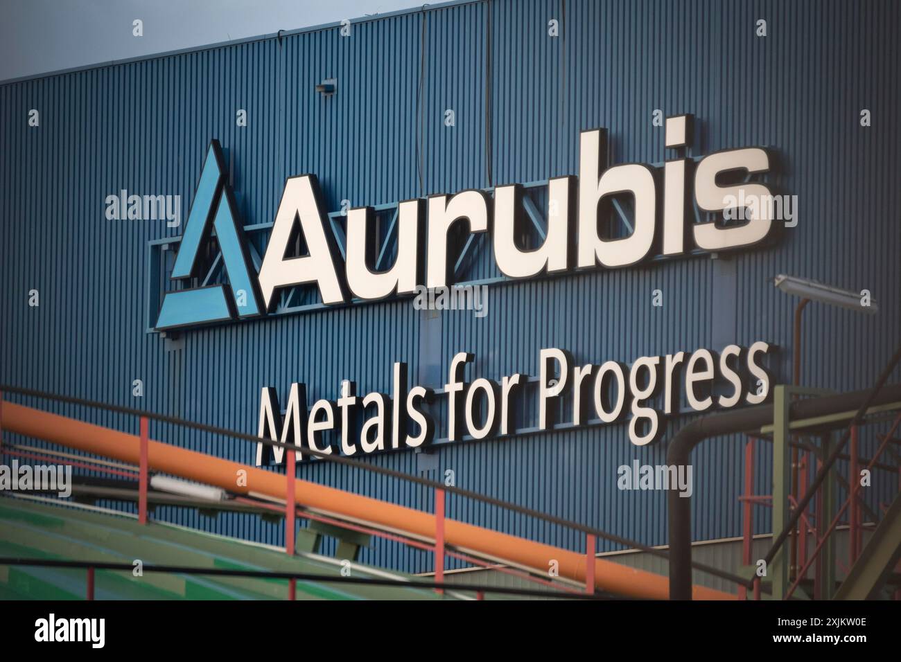 Logo und Schriftzug Aurubis Metal für den Fortschritt in einem ...