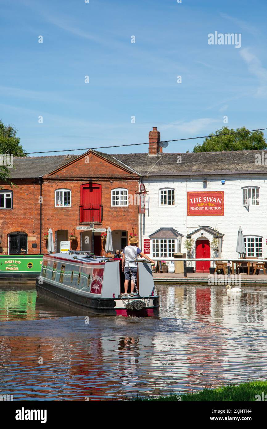 Canal Narrowboat verlässt den Coventry-Kanal bei Fradley Junction ...