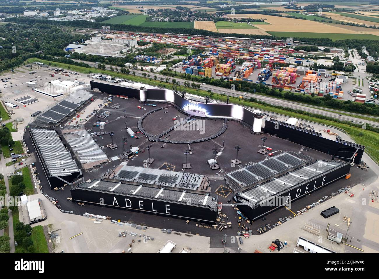 Der Aufbau der riesigen Open Air Arena für die Europa Konzerte von Adele im August auf dem ...