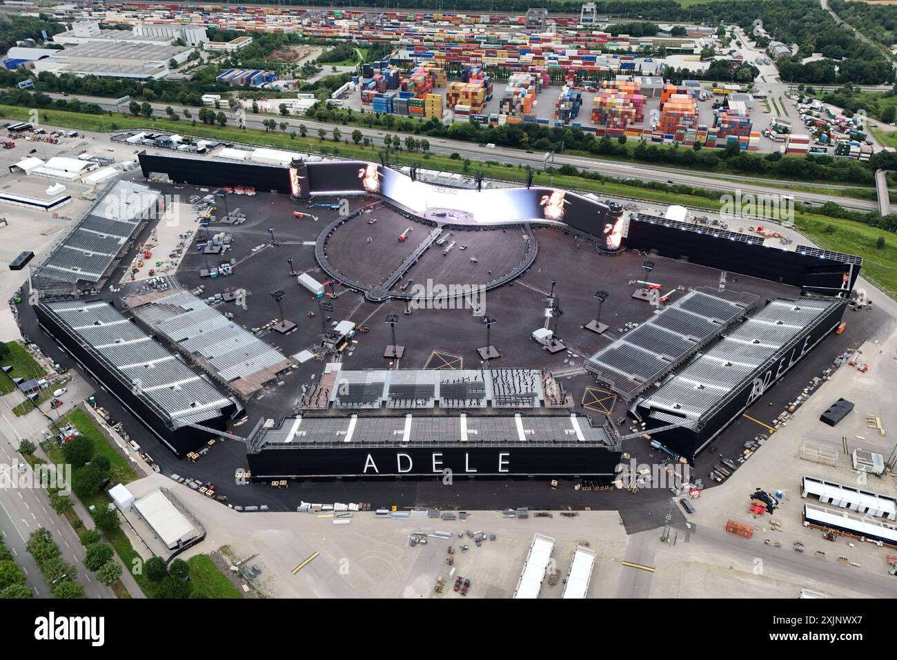 Der Aufbau der riesigen Open Air Arena für die Europa Konzerte von Adele im August auf dem ...
