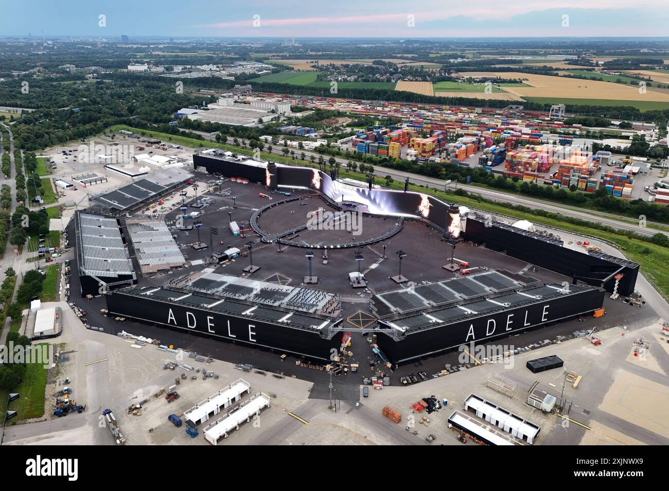 Der Aufbau der riesigen Open Air Arena für die Europa Konzerte von Adele im August auf dem ...