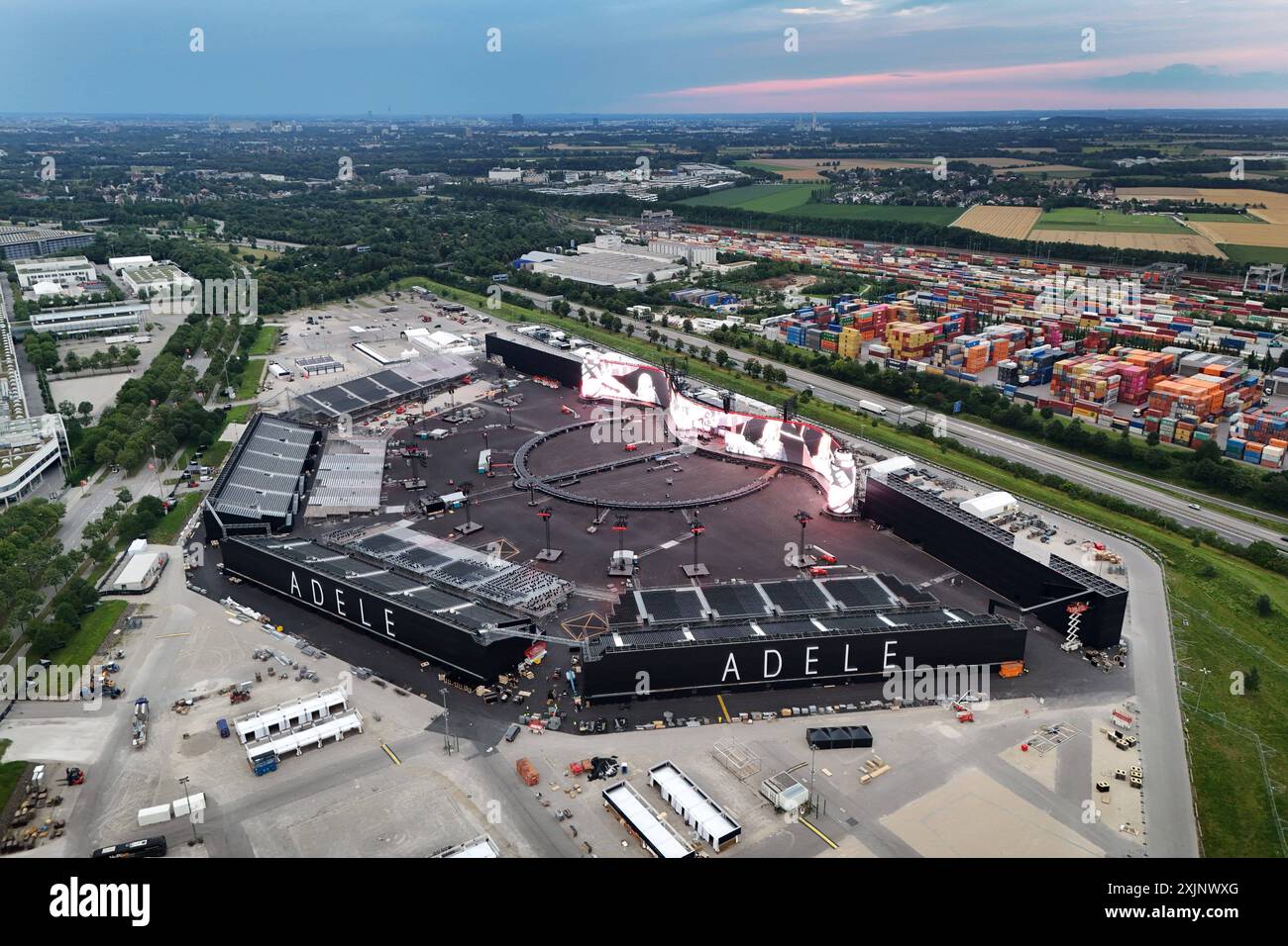 Der Aufbau der riesigen Open Air Arena für die Europa Konzerte von Adele im August auf dem ...