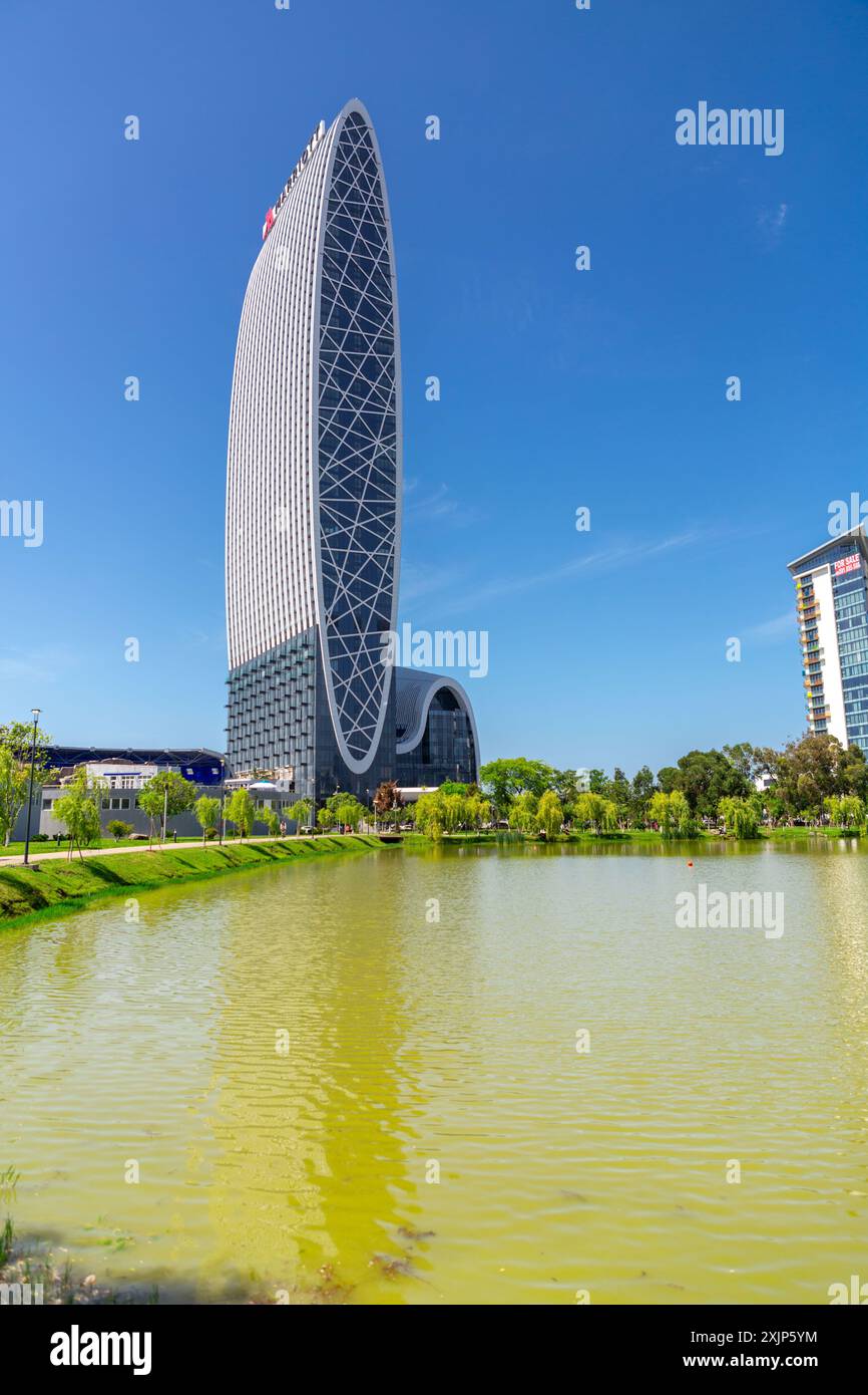 Batumi, Georgia - 14. JUNI 2024: Das moderne 54-stöckige Hochhaus im ...
