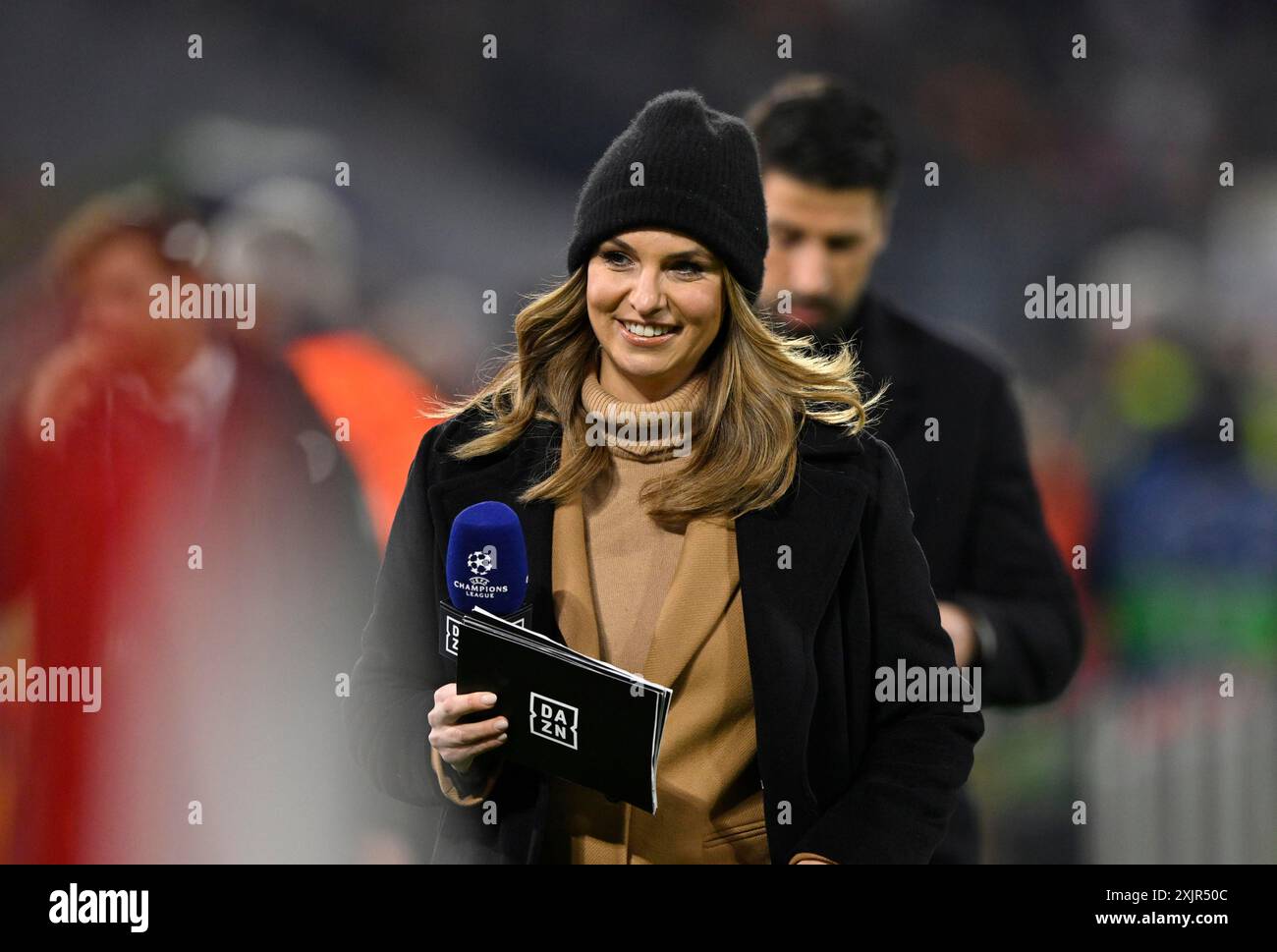 Moderatorin dazn mit mikrofon -Fotos und -Bildmaterial in hoher ...