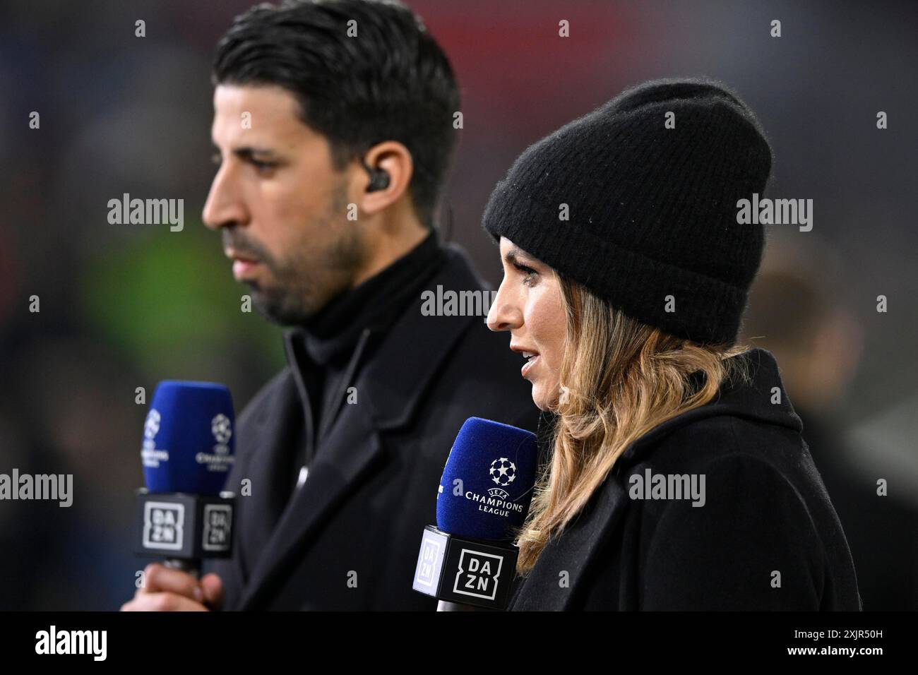 Moderatorin dazn mit mikrofon -Fotos und -Bildmaterial in hoher ...