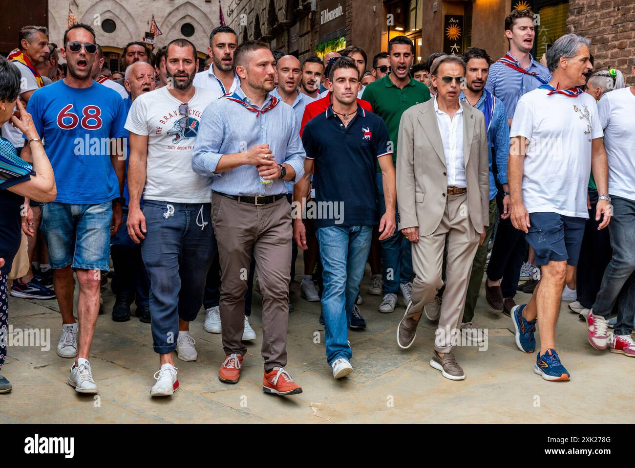 Der Jockey aus dem Pantera (Panther) Contrada und sein Contrada Escort ...