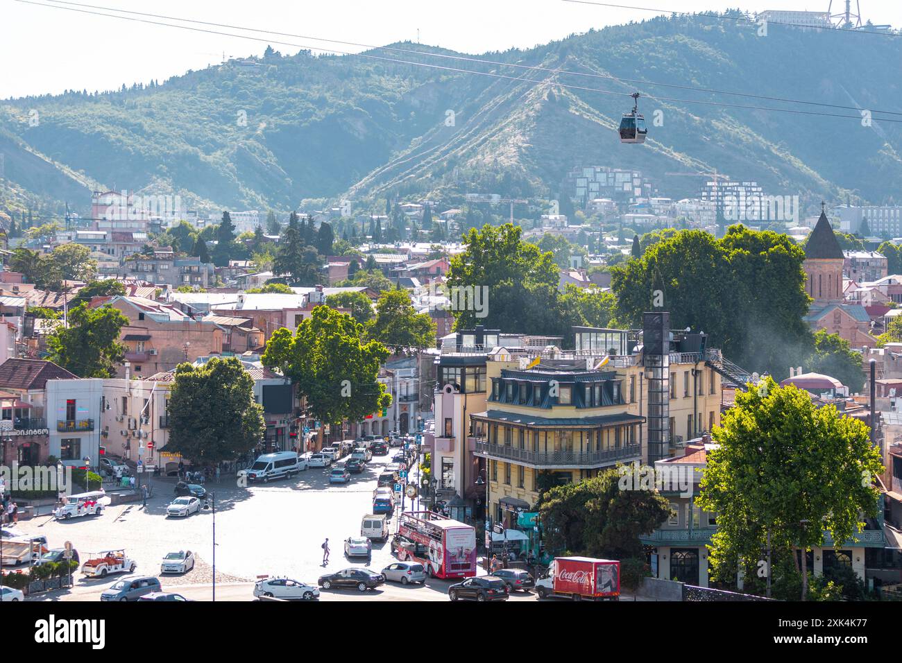Tiflis, Georgien - 17. JUNI 2024: Straßenblick und traditionelle Architektur auf dem Meidani ...