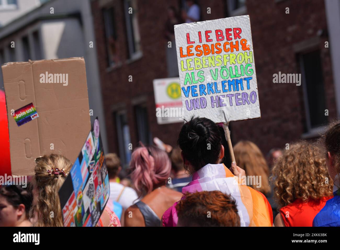 CSD und Cologne Pride in Köln Plakate und Schilder von Teilnehmen am ...