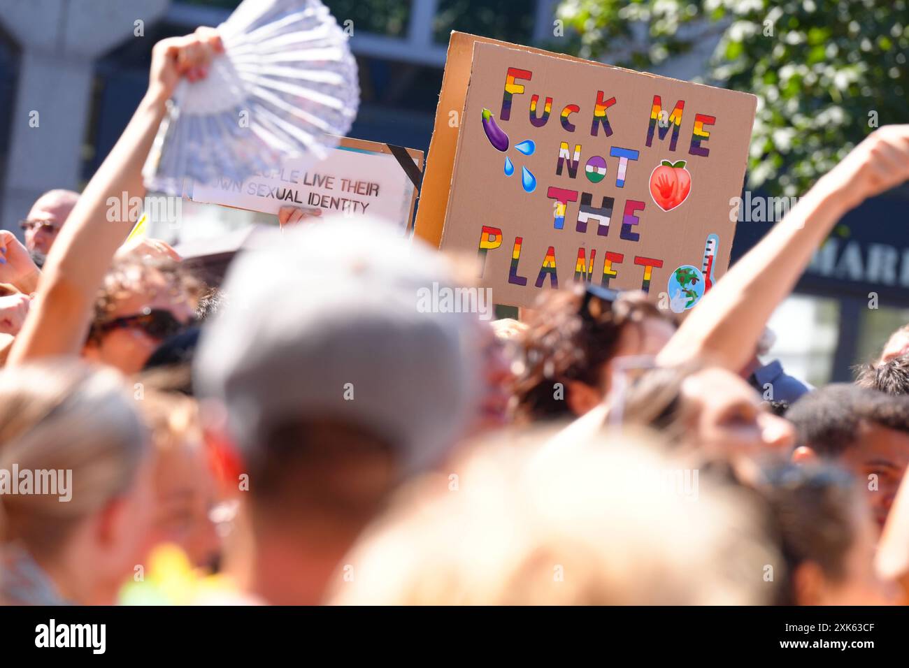 CSD und Cologne Pride in Köln Plakate und Schilder von Teilnehmen am ...