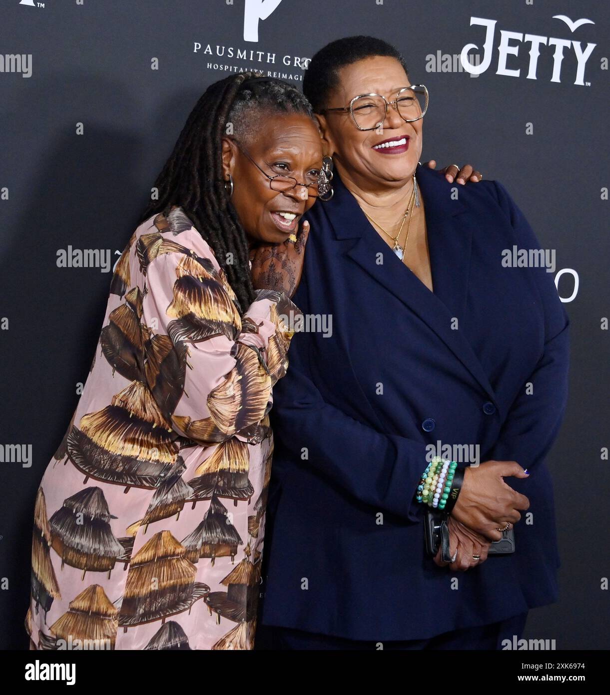 Venice Beach, Usa. Juli 2024. Whoopi Goldberg (L) und Marsha Warfield ...