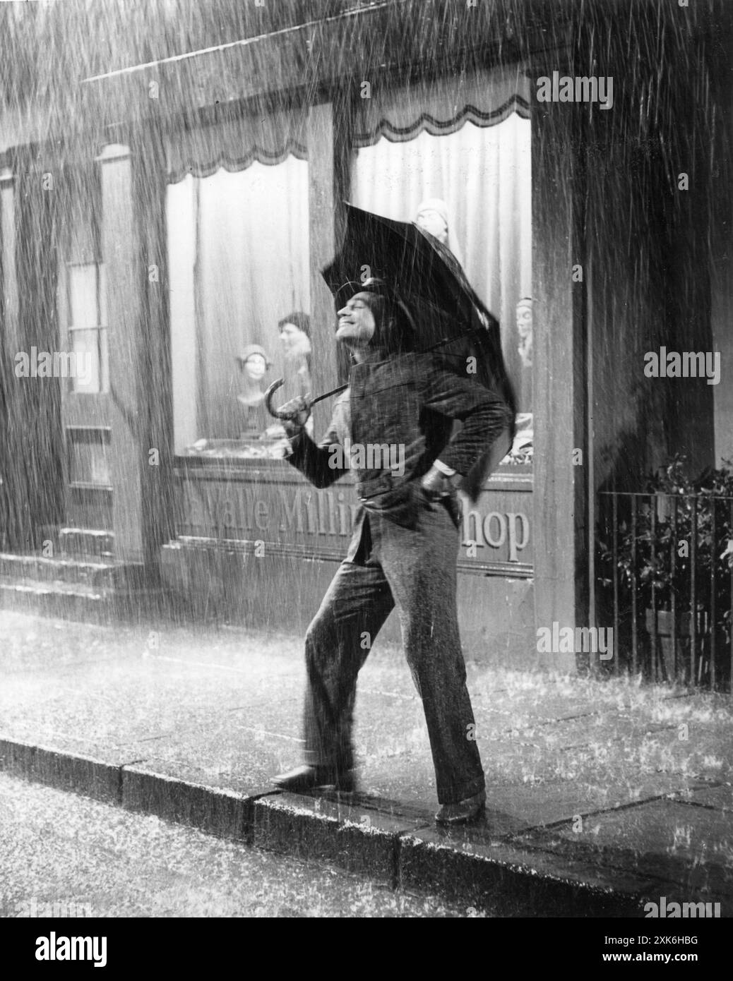 Der amerikanische Tänzer, Choreograf und Schauspieler GENE KELLY spielt ...
