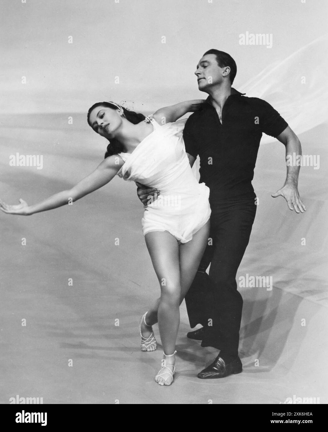 CYD CHARISSE und GENE KELLY in einer Szene aus SINGIN' IN THE RAIN 1952 ...