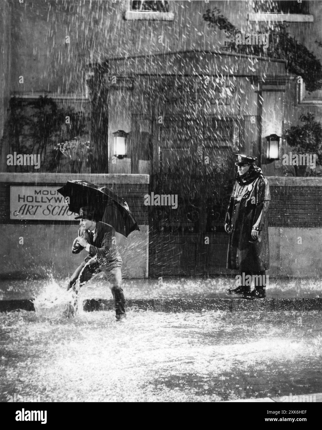 Der amerikanische Tänzer, Choreograf und Schauspieler GENE KELLY spielt ...