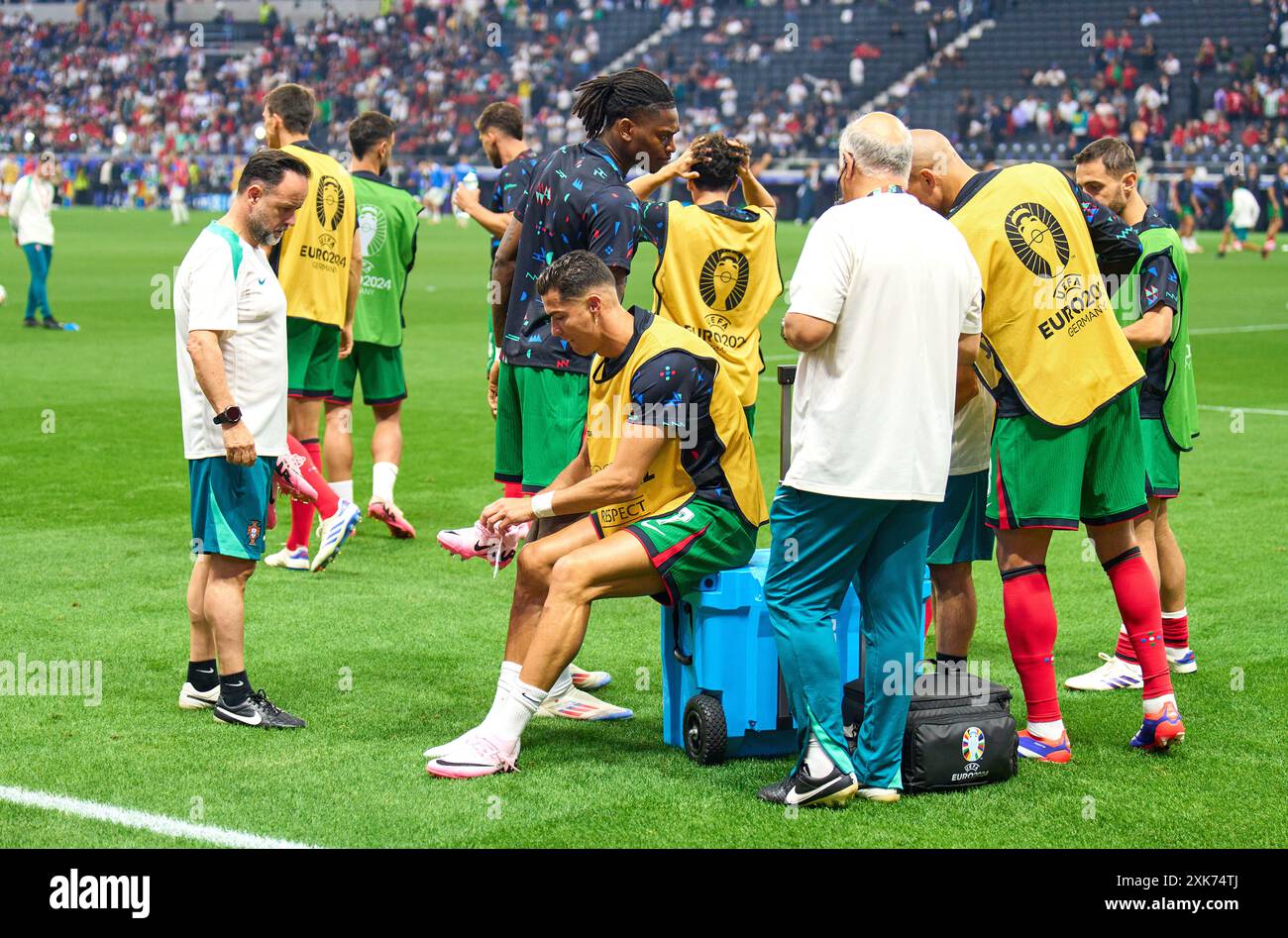 Cristiano RONALDO, Por 7 wechselte seine Schuhe im Best of 16 Match ...