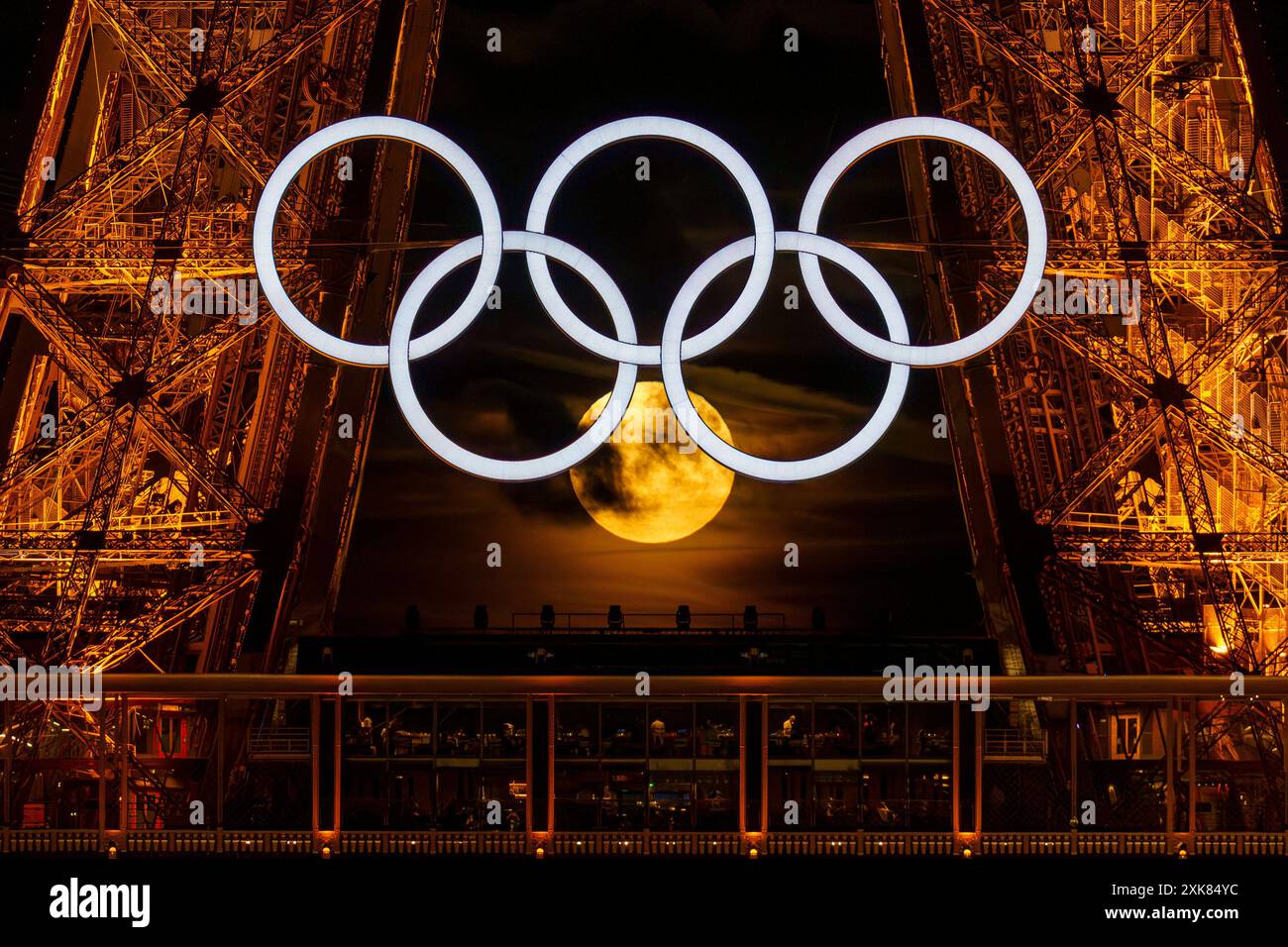 Paris, Frankreich. Juli 2024. Der Vollmond steigt hinter den Olympischen Ringen auf dem ...