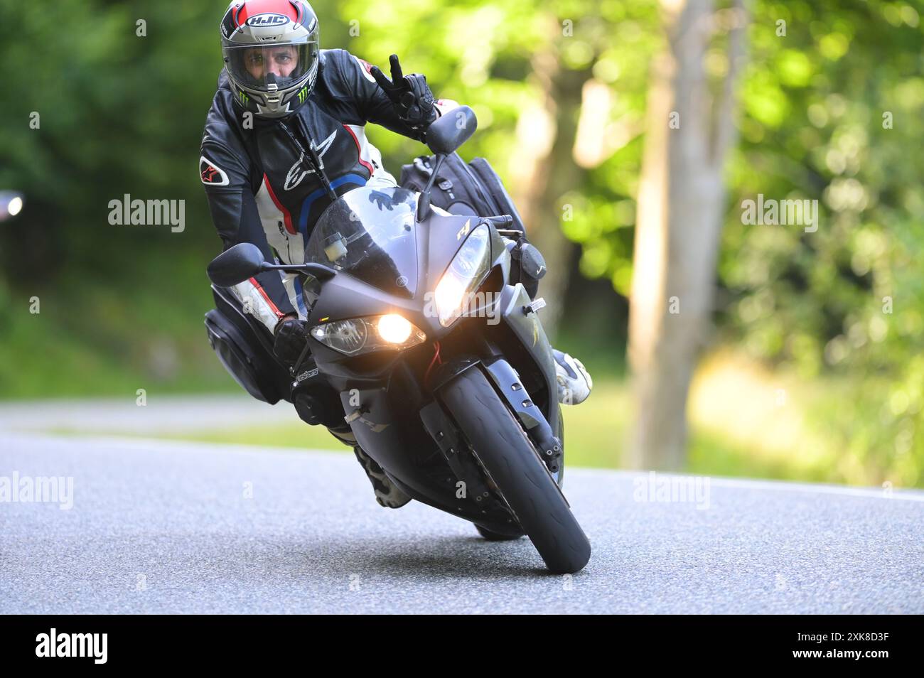 COL du Portillon, Frankreich: 20. Juli 2024: Biker auf seiner Yamaha R1 ...