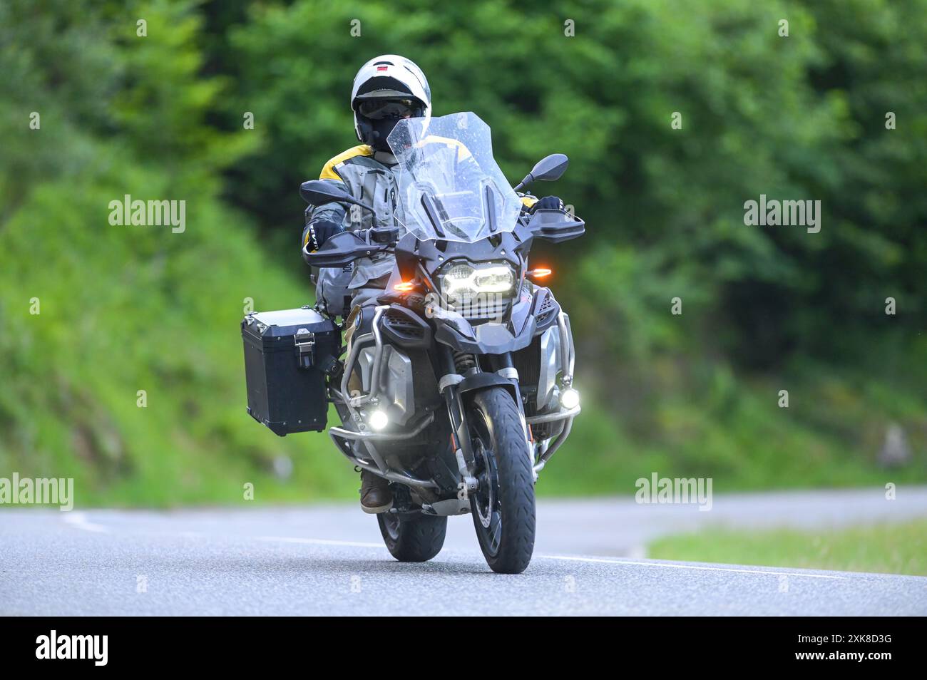 COL du Portillon, Frankreich: 20. Juli 2024: Biker mit seinem BMW R1250 ...