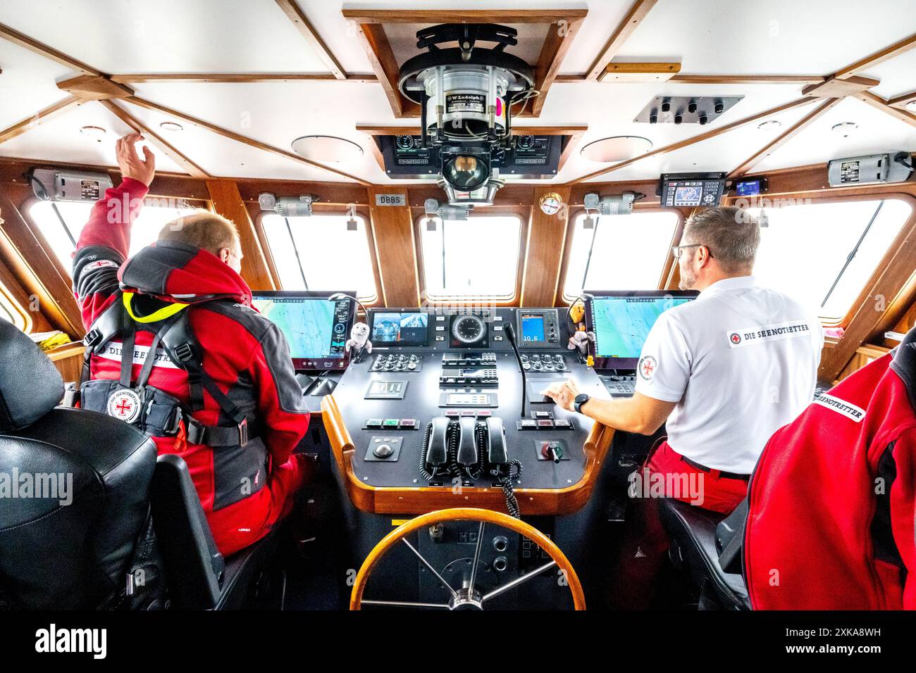 Hooksiel, Deutschland. Juli 2024. Seerettler sitzen an Bord des ...