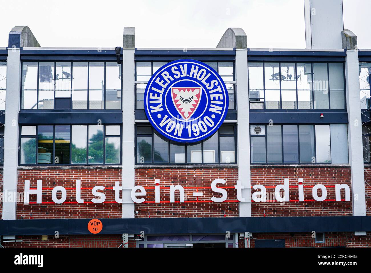 Logo/Wappen Holstein Kiel mit Schriftzug 'Holstein-Stadion', Themenfoto, Themenbild, Symbolfoto ...