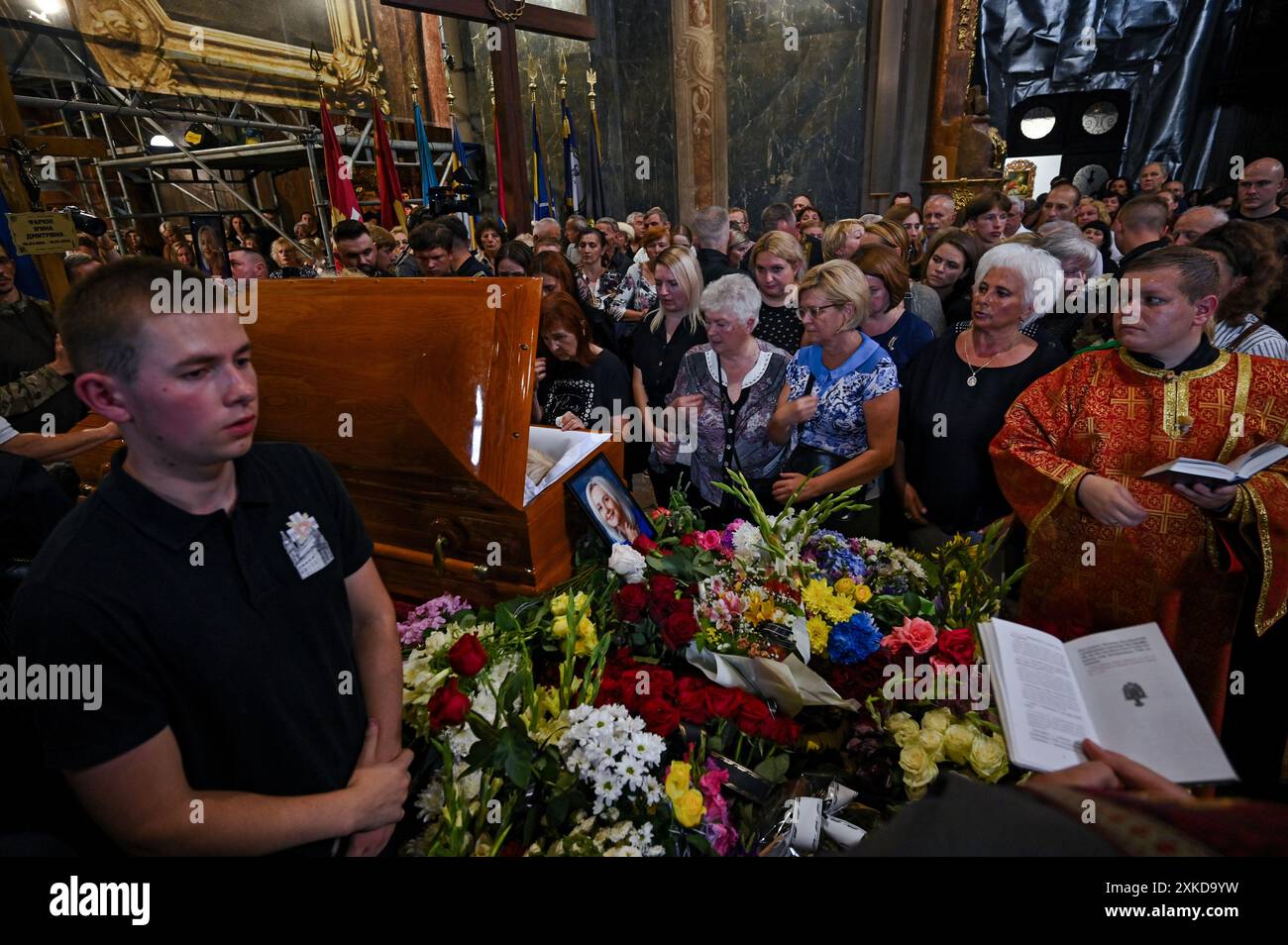 LVIV, UKRAINE - 21. JULI 2024 - die Menschen erweisen der ...